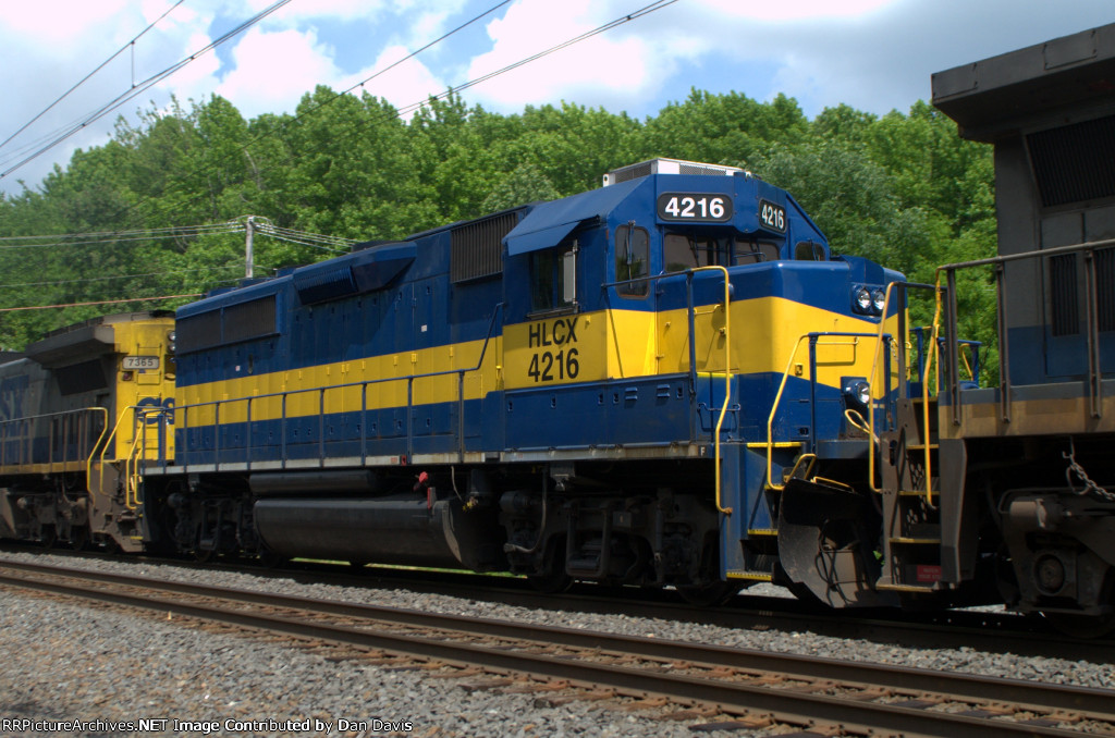 HLCX GP40-2 4216 on Q418-13